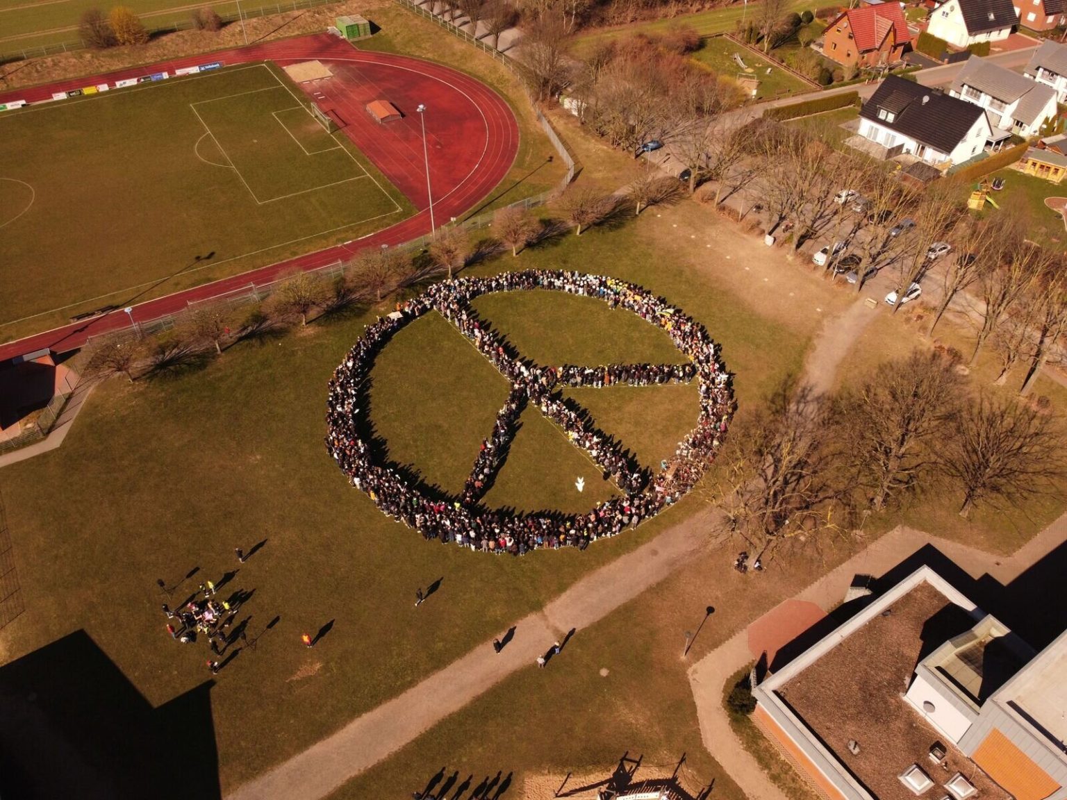 PRESSE: Gegen den Krieg in der Ukraine: Schüler bilden Peace-Zeichen ...
